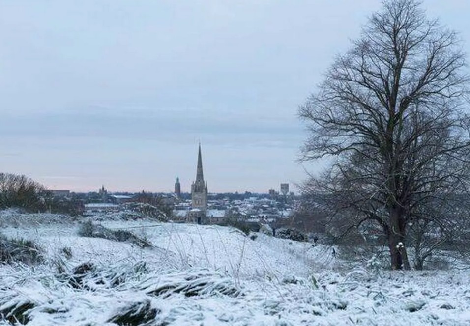 UK weather: Flood alerts rise as thaw follows Storm Goretti